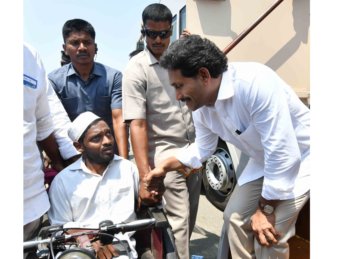 CM YS Jagan Nandyal Bus Yatra: సమరోత్సాహం.. జన సముద్రంలా నంద్యాల.. (ఫొటోలు) | Andhra Pradesh ...